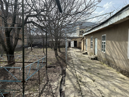 Dala hovli sotiladi SROCHNO.