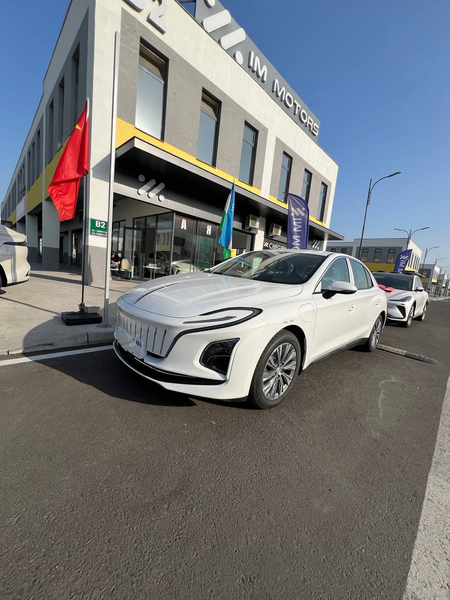 Hongqi EQM 5 full pozitsia