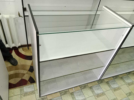 Продаются полки и витрины для магазина.