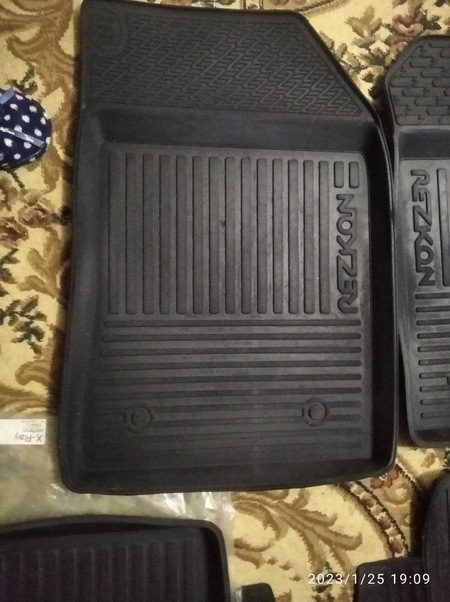 Продаю   Lada xray автомобильные полики.