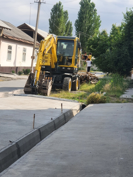 Ekskavator Hyundai 555w-7 srochniy sotiladi  kamplekt kovushi bor
