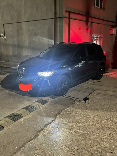 Tracker Premier 2023 Qora