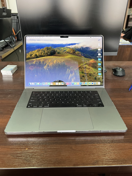 Yangi Apple Mac book pro