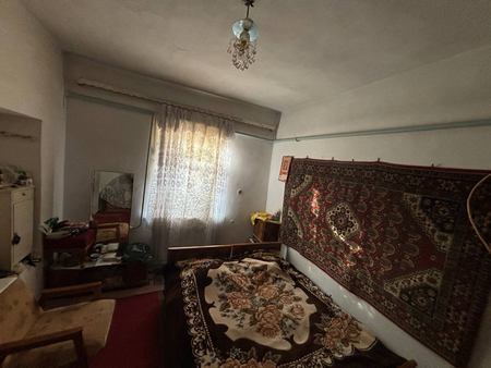 Уй сатилади сентирда Ата Ана клиника артиндаги кошеде