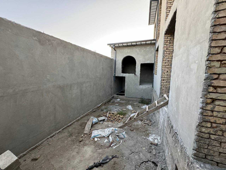 6 sotiqli karobka xolatdagi hovli sotiladi