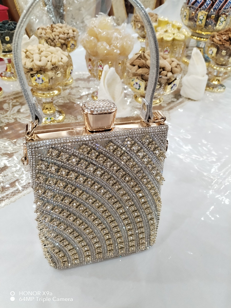 Sariq yaltiroq ayollar sumkasi