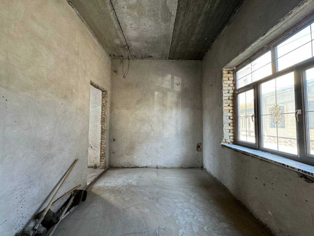 2 qavatli 4 sotiqli karobka holatdagi hovli sotiladi.