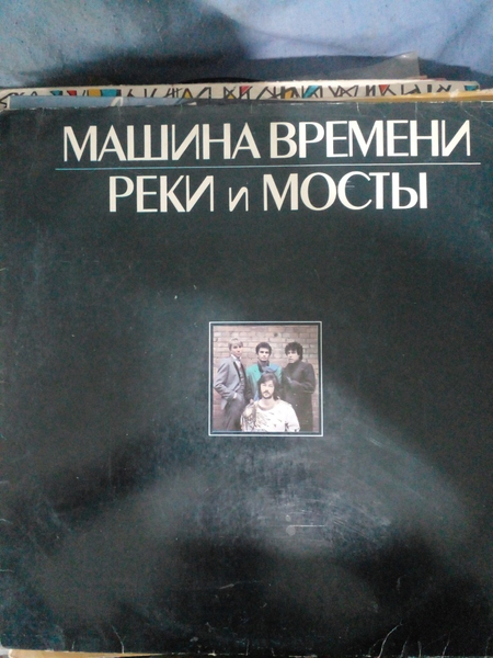 Продаются виниловые и патефонные пластинки .