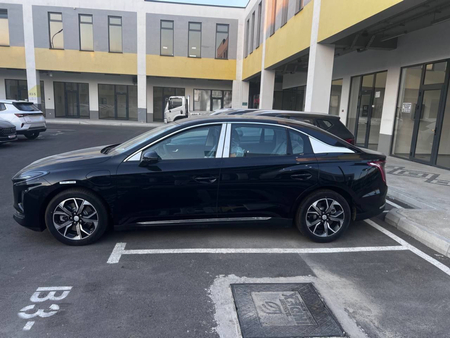 Hongqi E-QM5 qora