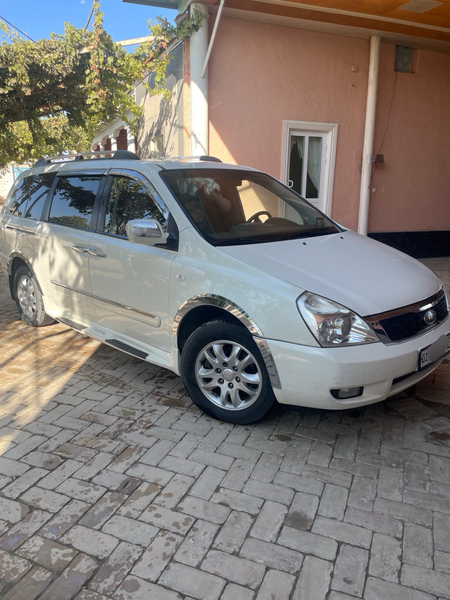 Kia carnival sotiladi