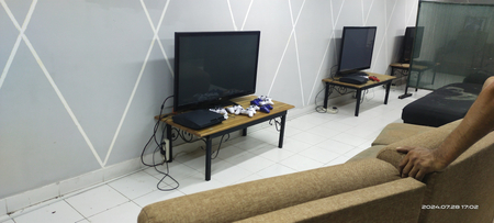 Plastation3 sotiladi 3dona bor. Televizor 43 ekran. divanlari xam bor