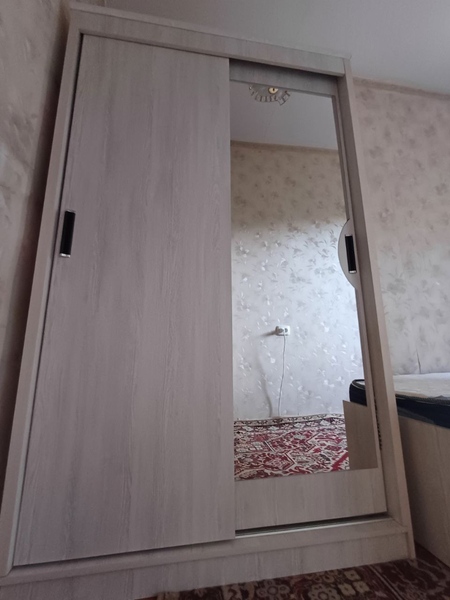 Продается кровать тумбочка и шкаф