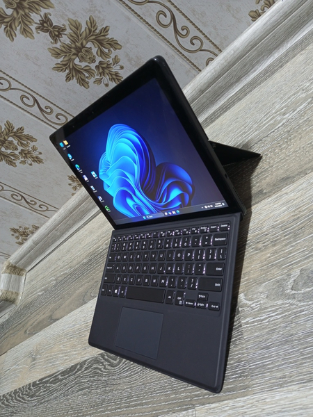 Dell noutbook hamda planshet  i5-8350U 8/256 gb