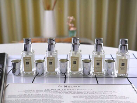 Treatment of perfume samples for listing during the exhibition