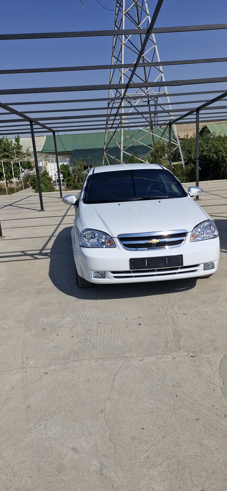 Lacetti 1.8 sotiladi