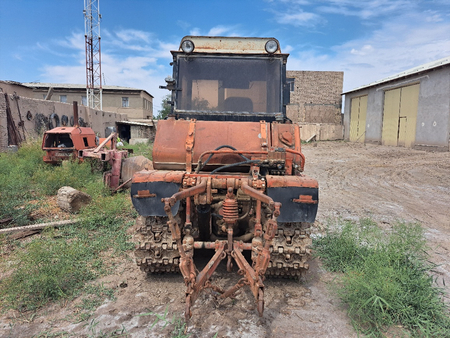 BT traktor+plug sotiladi.