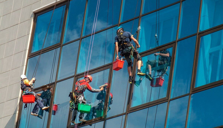 Alpinist baland binolar fasad oynalar yuvib beramiz