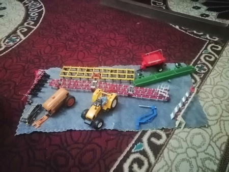 Ferma traktor igrushkiy