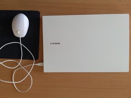 Samsung.Oq rangda juda ideal.