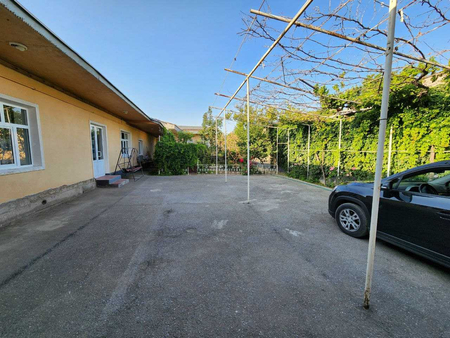 Ховли сотилади, городда, продается участок двор.