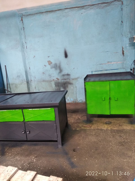 Ustaxona uchun shkaf sotiladi