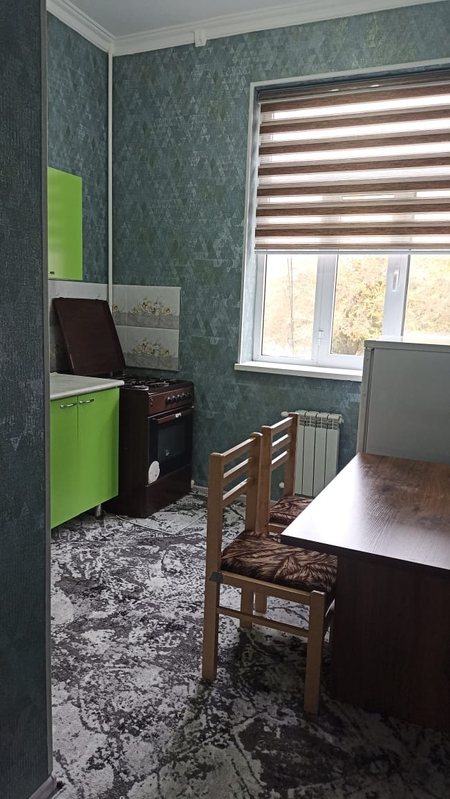 Шахар марказида жойлашган 1 хоналик квартира ижарага берилади.