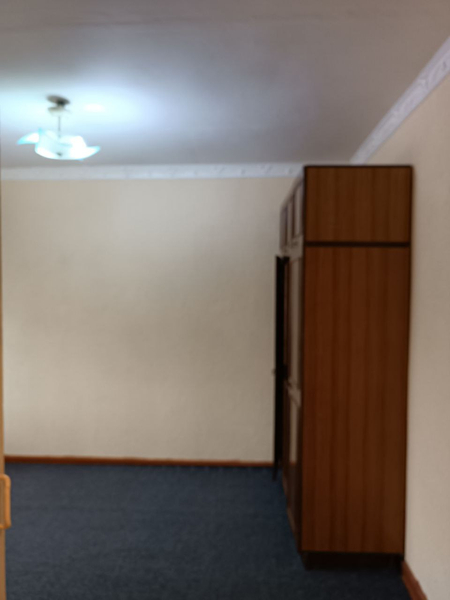 Sirochni 1 xona 2 xona qilingan uy sotoladi manzil Yangiyul shaxar