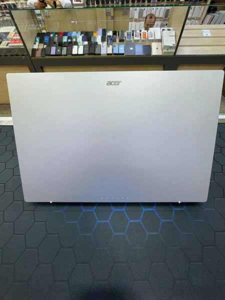 Acer Aspire 3. Intel i3-1215U 8 GB / 512 GB SSD / 15.6 FHD . 300 $