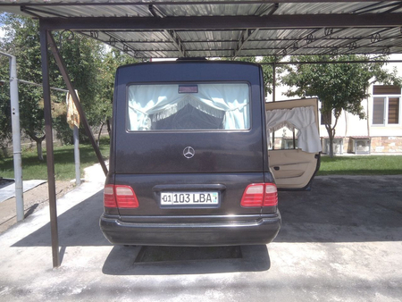Продаю Мерседес Бенц 210.