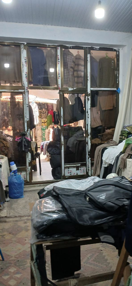 Buxoro viloyati Pemka bozordagi savdo do'koni sotiladi