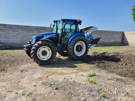 Td5 110  sotiladi new holland