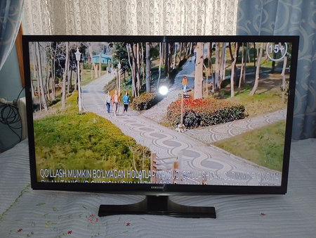 Леди телевизор SAMSUNG.
