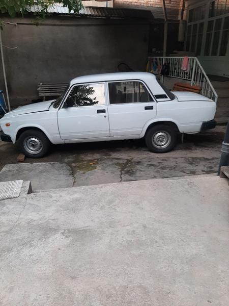 Vaz 2107 sotiladi srochna