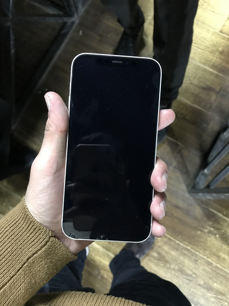 Iphone 12 satiladi aq cvet