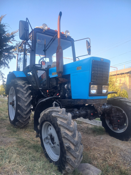 Traktor sotiladi