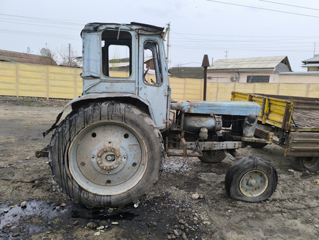 T28 traktor sotiladi