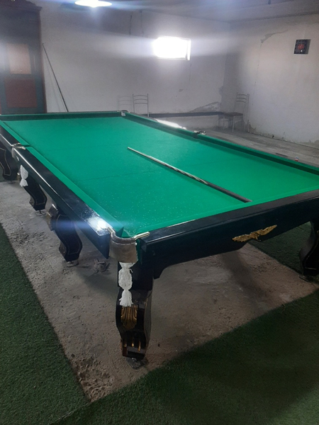 Bilyart stollar 3 ta granit toshdan yasalgan,
