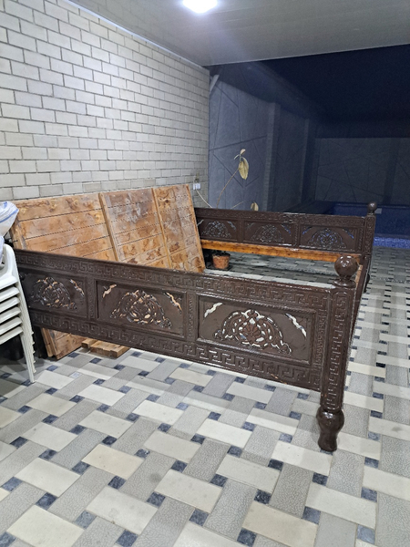 Топчан из ореха, отреставрированный