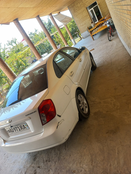 Продаю Lacetti 1.8 2 позиция в хорошом состаяние