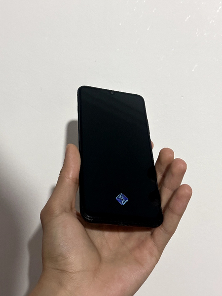 Vivo v17 holati ortacha sal qrlgan joyi bor