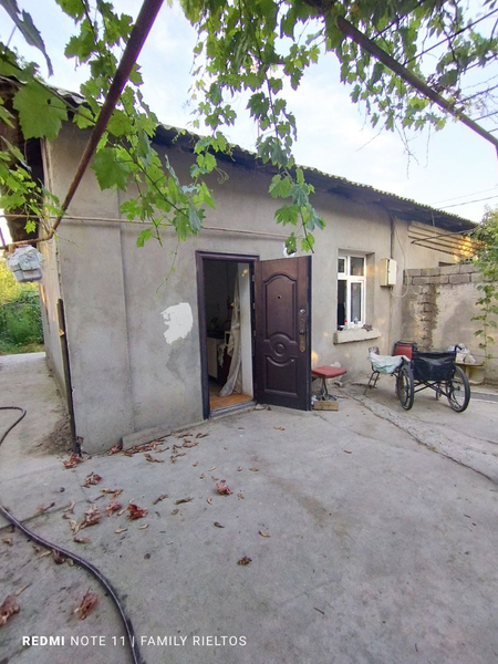 Дом улица Нилуфар вдоль дороги въезд. 2 комнаты 7 соток земли . 300$