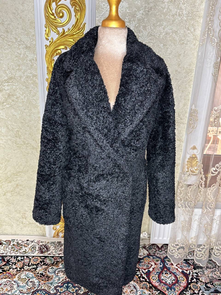Чорний и светло серий пальто