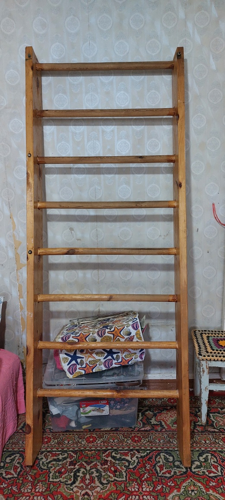 Продаеться лестница из дерева, большая
