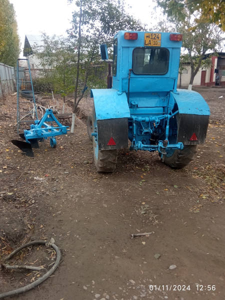 T 28 traktor sotiladi