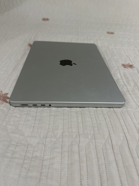 Macbook 14 pro m3 pro 18 озу и 512 SSD
