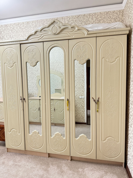 Шкаф, комод с зеркалом, 3 тумбочки
