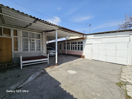 Xovli uy sotiladi 8 sotixlik kok saroy oldida