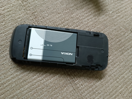 Nokia 101 sotiladi , yengi batareyka qõyilgan