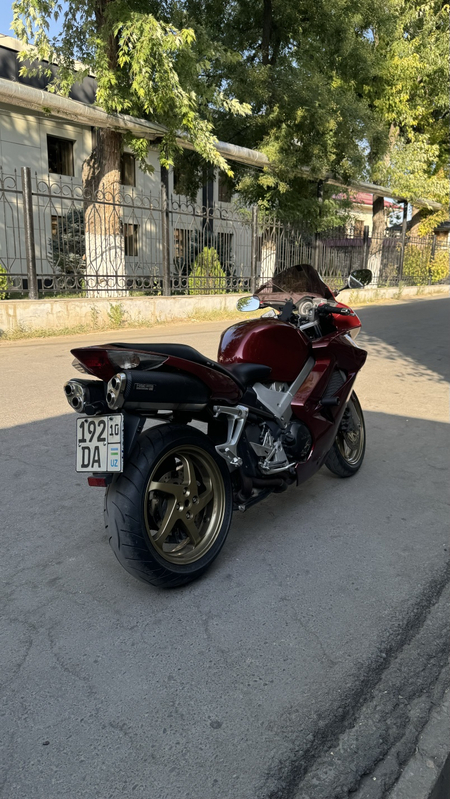 Honda VFR 800 Interceptor holato zo'r