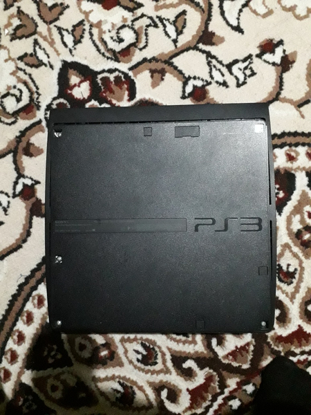 Sony ps3 slim sotiladi